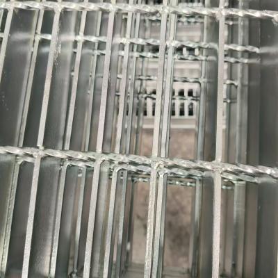 China Rejas de acero de alta visibilidad con bordes de seguridad que mejoran la seguridad en el lugar de trabajo en venta