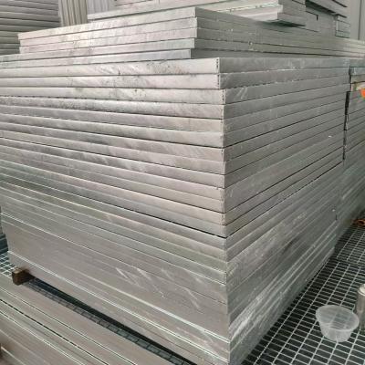 Китай Противоскользящие стальные решетки с бриллиантовым рисунком: обеспечение устойчивого основания продается