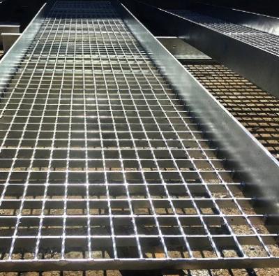 Chine Grille anti-déroute à surface plate de type barre brillante pour des sols industriels sûrs et stables à vendre