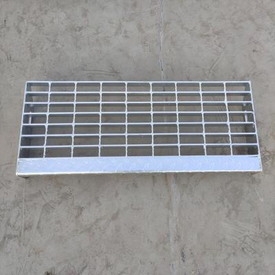 China 0.3-0.8mm Steel Step Tread Grating G303-30-100 Corrosive Environment Safety Steps for sale
