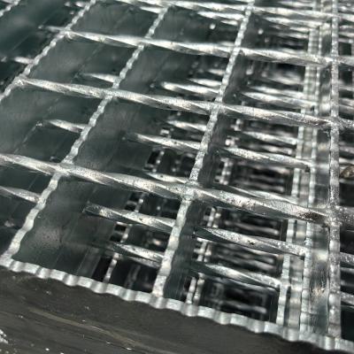 China Galvanized Finish Industrial Steel Grating Made From Pattern Plate Machine Pressure Welding for sale