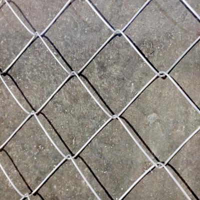China Versatile Chain Link Fence with Flexible Mesh Size and Thickness Options Providing Security and Ventilation Performance for sale