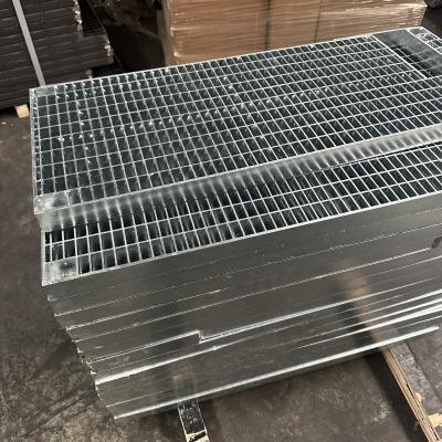 China Industrial steel grating features standard cross spacing for balanced load performance and cost efficiency. for sale