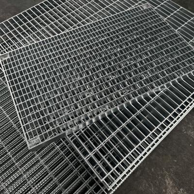 China Industrial steel grating features professional parameters and complies with OSHA and EN performance standards. for sale
