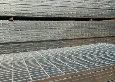 China Grating de aço serrilhado galvanizado do mergulho quente para o anti Decking da ponte do deslizamento à venda
