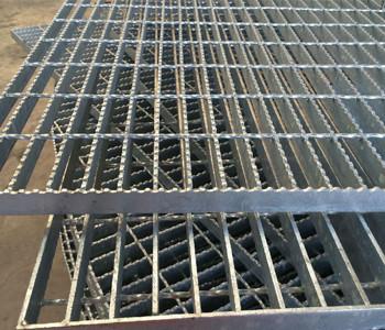 Chine l'escalier de largeur de 1000mm a galvanisé la grille dentelée de barre d'acier à vendre