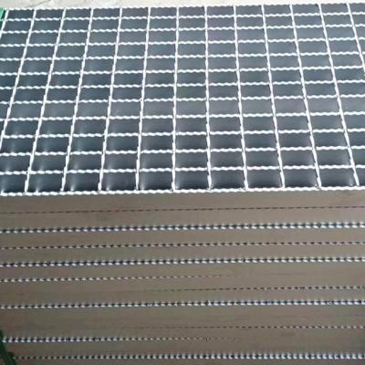 China Flat Outdoor Floor 32x5mm Serrated Steel Grating for sale