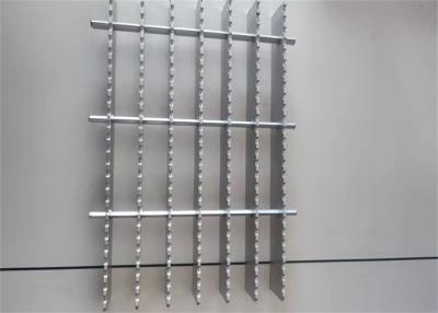 Chine Passage couvert dentelé par sécurité de anodisation de dessus de toit de traitement de grille en aluminium matérielle de la barre T6063 à vendre