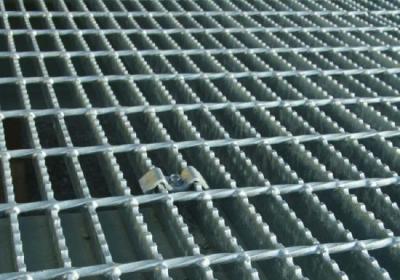 Chine Rooftop Safety Walkway Steel Grating Hot Dip Galvanized Serrated à vendre