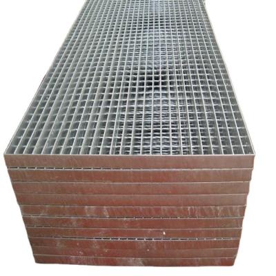 Chine Chaud de grille en métal plongé a galvanisé la grille en acier de 30*5mm pour le plancher ou les passerelles à vendre
