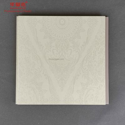 中国 容易な装飾のための高く光沢のある多彩なポリ塩化ビニールの天井板を取付けて下さい 販売のため