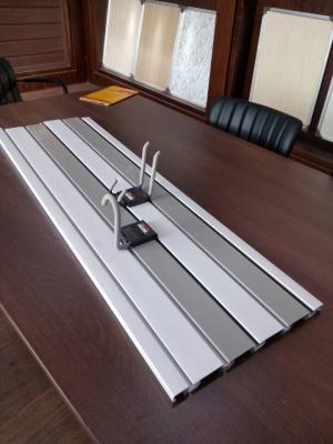 Cina 109.75*20 rivestimento della parete del bagno del PVC di organizzazione del PVC Slatwall 20 anni di garanzia in vendita