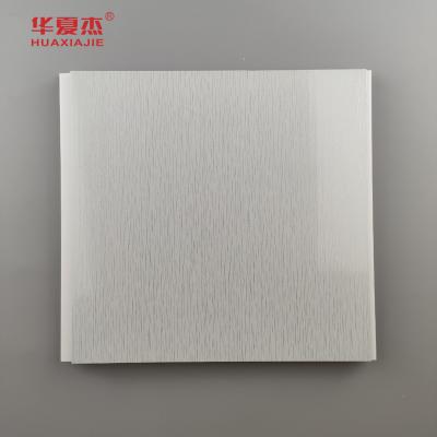 China Moderne design Zilveren kleur PVC plafond en wandpaneel Vochtbestendige muur Pvc panelen Gebouw decoratie Te koop