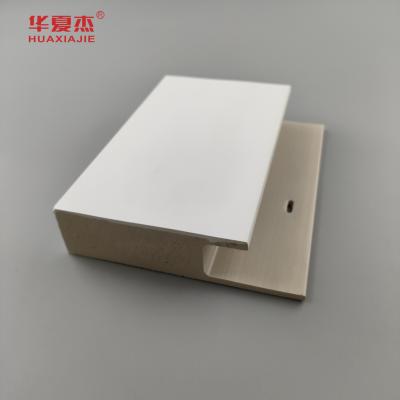 China Carcasa plana de capa blanca duradera de canal J superficie lisa blanca marco de puerta Wpc Decoración interior en venta