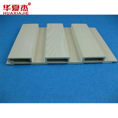China Revestimiento especificado reciclable de la pared del color WPC y los paneles de techo decorativos en venta