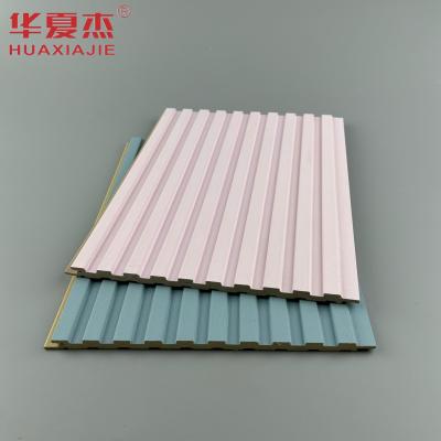 China Warme verkoop wpc buitenwandpaneel gelamineerd kleurrijke gevlochten wpc-panelen voor kantoor-hoteldecoratie Te koop