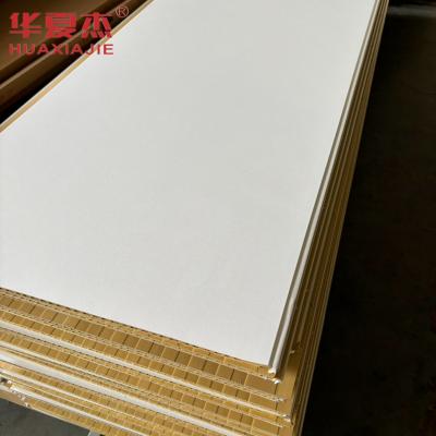 Китай Высококачественный белый стеклянный панель 600x9мм ламинированный стеклянный доски водонепроницаемый материал декорации продается