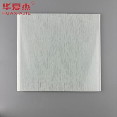 China Warm stempelen Pvc wandpaneel Grijzige basisbord met zilveren metalen patroon Plafondpaneel Pvc voor woonkamer decoratie Te koop