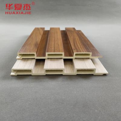 Cina Pannelli Wpc impermeabili per la decorazione alberghiera Pannelli Wpc scanalati con venature del legno laminato con lunghezza di 2,9 m / 3 m / personalizzata in vendita