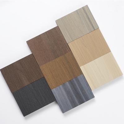 Cina Il Co ha espulso Decking composito di plastica di legno per spazio all'aperto in vendita