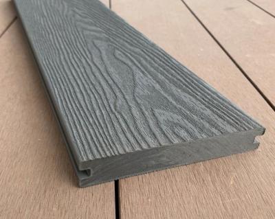 Cina Il Co ha espulso Decking composito di plastica di legno per spazio all'aperto in vendita