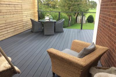 Cina Il Co ha espulso Decking composito di plastica di legno per spazio all'aperto in vendita