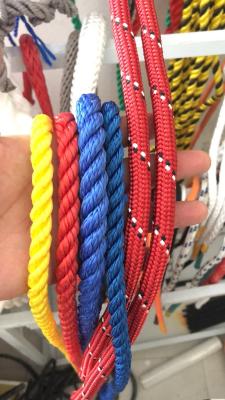 China Custom 3ply Twisted Polyester Fabric Marine Mooring Rope voor multifunctionele toepassingen Te koop