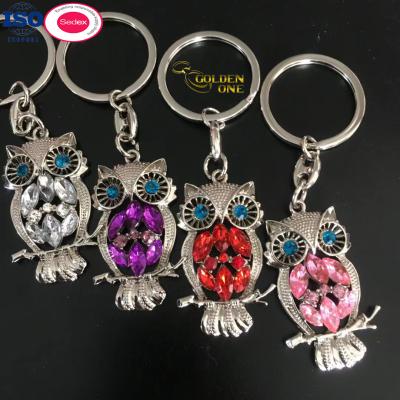 Cina Soft Enamel Guitar Glitter Shark Shape Keyring Custom Color Cute Cartoon Animals Keychains For Gift in vendita