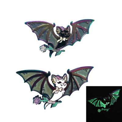 Cina Ingrosso Logo personalizzato Souvenir di design speciale Bat glow in dark enamel metal lapel pin badge in vendita