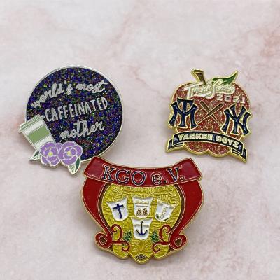 Cina Low Price Custom Carnival  Pin Souvenir Promotion Gift Jollification Fashion Clown Bottle Colorful Pin in vendita