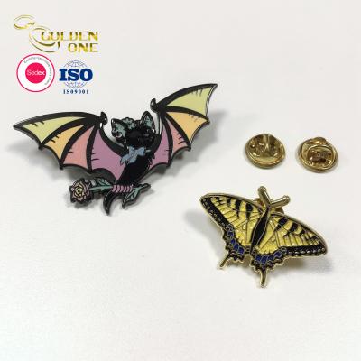 Cina Il risvolto molle del metallo del pipistrello del fumetto dello smalto appunta il colore su ordinazione del ricordo a cupola del distintivo in vendita
