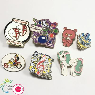 Cina Metal Customized Shiny Gold Plated Enamel Lapel Pins with UV and Silk Screen Print in vendita
