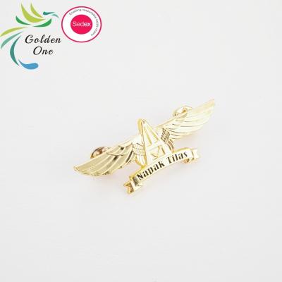 Cina Shiny Gold Plated Custom Lapel Pin Soft Enamel Symbols Custom Logo Badge in vendita