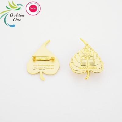 Cina Leaf Shape Shiny Gold Plated Metal Zinc Alloy Lapel Pin Custom Logo Soft Enamel Offset Print Brooch in vendita