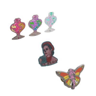 Cina metallo badge fabbrica metallo kpop fantasy pin di smalto morbido logo personalizzato pin di dorso per abiti in vendita