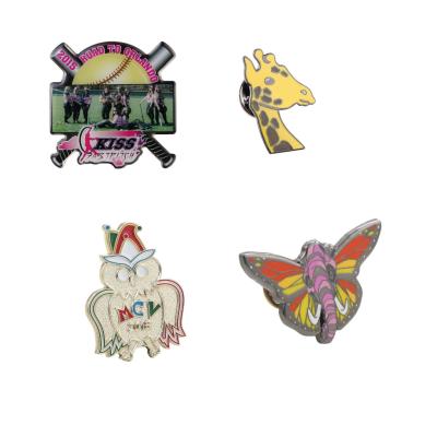 Cina In vendita all'ingrosso anime metallo badge regalo cartone animato soffice hard smalto luccicante metallo logo personalizzato lapel pin con catena in vendita