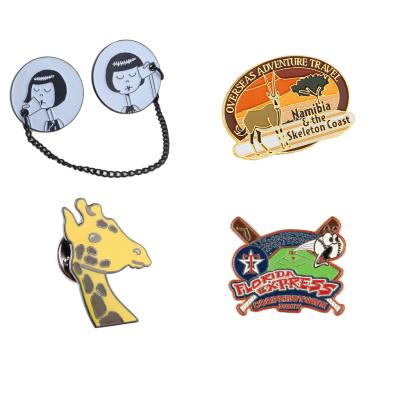 Cina metallo badge fabbrica metallo kpop fantasy pin di smalto morbido logo personalizzato pin di dorso per abiti in vendita