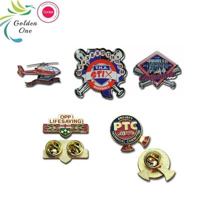 Cina metallo badge fabbrica metallo kpop fantasy pin di smalto morbido logo personalizzato pin di dorso per abiti in vendita