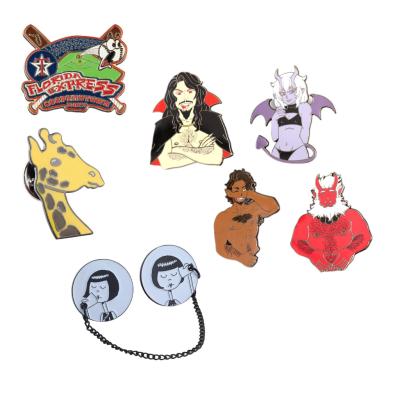 Cina metallo badge fabbrica metallo kpop fantasy pin di smalto morbido logo personalizzato pin di dorso per abiti in vendita