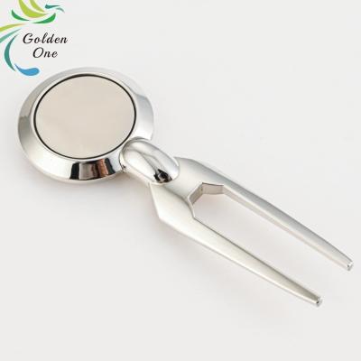 China met balmarker schakelblad gereedschap pitch cleaner golf pitchfork divot gereedschap voor het repareren van golf accessoires het plaatsen van vork Te koop