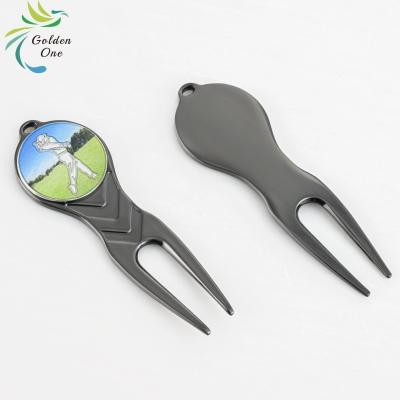 China groothandel enkelvoudige dubbele vorken golf accessoires metaal zink legering kleurrijke reparatie golf divot gereedschappen Te koop