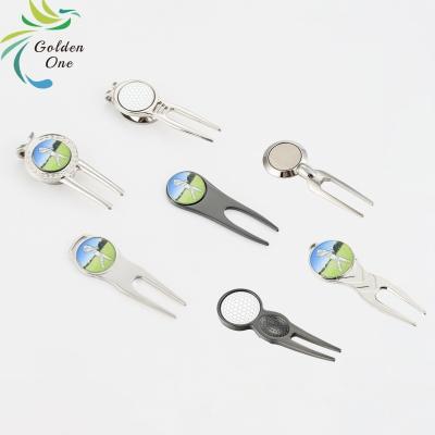 China Schakelaar golf divot gerepareerd gereedschap roestvrij staal met het plaatsen van de uitlijning bal markers golf divot pitch vork reparatie Te koop