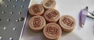Cina Bottiglia di vetro di 750 ml di sughero sintetico rotondo su misura Bottiglia di vodka di whisky con tappo di legno e sughero in vendita