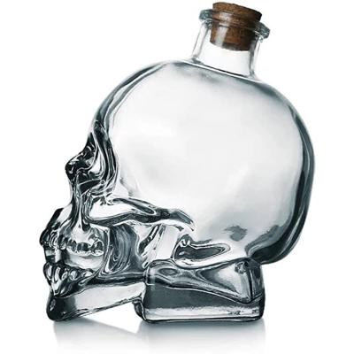 Cina Colore personalizzato Bottiglia di vetro Skull senza piombo da 750 ml con tappo di sughero Materiale senza piombo in vendita