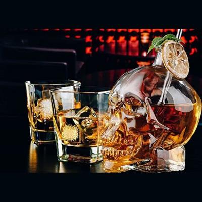 Cina Colore personalizzato Bottiglia di vetro Skull senza piombo da 750 ml con tappo di sughero Materiale senza piombo in vendita