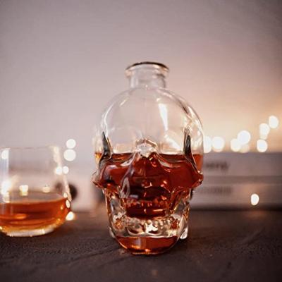 Cina Colore personalizzato Bottiglia di vetro Skull senza piombo da 750 ml con tappo di sughero Materiale senza piombo in vendita