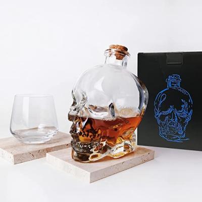 Cina Colore personalizzato Bottiglia di vetro Skull senza piombo da 750 ml con tappo di sughero Materiale senza piombo in vendita
