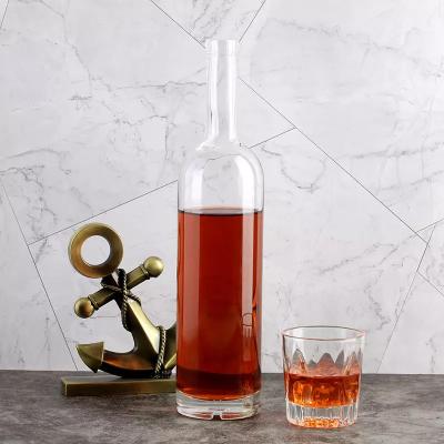 Cina 500 ml 750 ml di bicchiere di vodka whisky spirit vuoto bicchiere di pietra di olio d'oliva Baijiu personalizzato in vendita