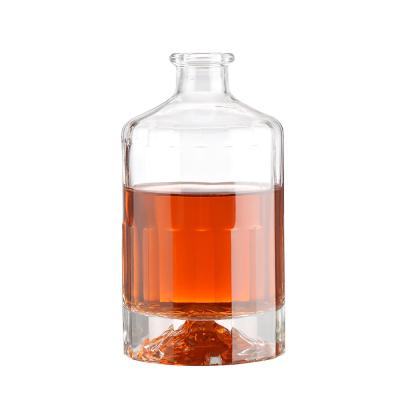 中国 150ml オーダーメイド ガラス ウォッカ ボトル 精巧な 彫刻と ネックレス 素材 ガラス 販売のため