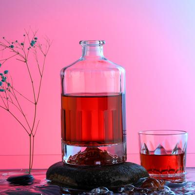中国 150ml オーダーメイド ガラス ウォッカ ボトル 精巧な 彫刻と ネックレス 素材 ガラス 販売のため